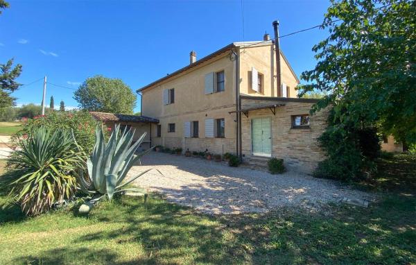 3 Bedroom Pet Friendly Home In Mombaroccio - Marken