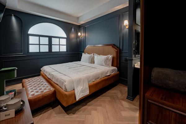 The Midnight Bloom Suite - Benito Juárez