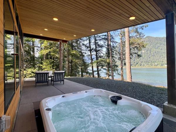 The Alpenglow Waterfront Escape Private Hot Tub - Juneau, AK