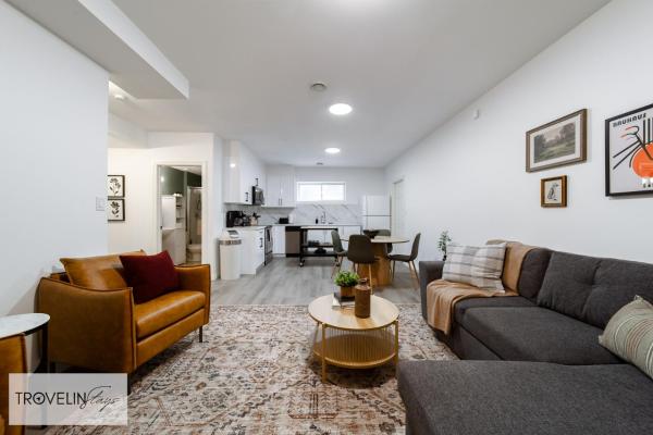 Spacious Private Apartment With King Bed, Full Kitchen And In-suite Laundry - Edmonton