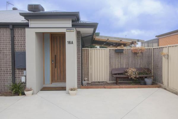 The Modern On Longley - 4 Bedroom Townhouse - Creswick