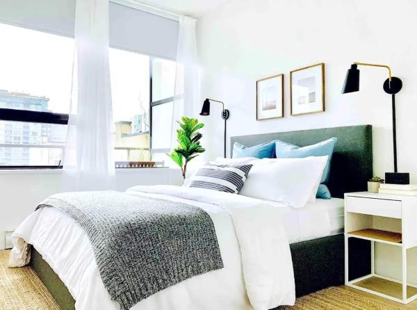 Cozy Downtown Apartment With City Views - North Vancouver