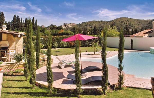 Gorgeous Home In Boulbon - Les Baux-de-Provence