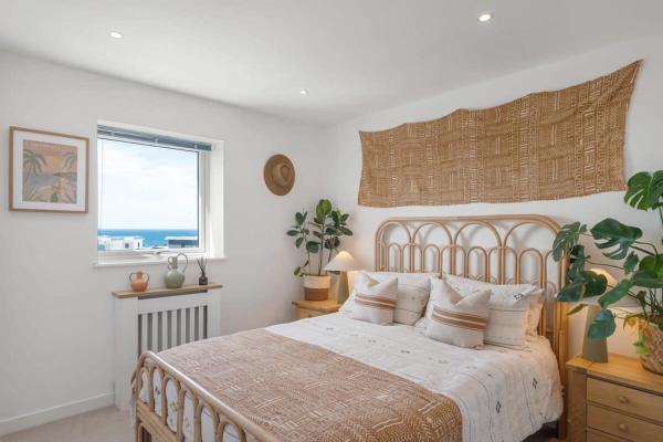 Boho-chic Apartment With Sea Views & Parking - Holywell