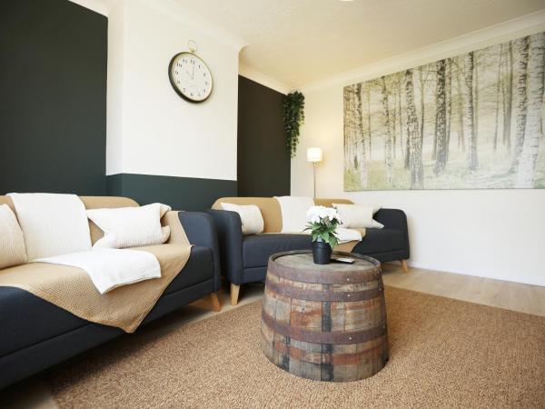 Homely ! Perfect For Contractors And Guests With Private Off Street Parking - Brístol