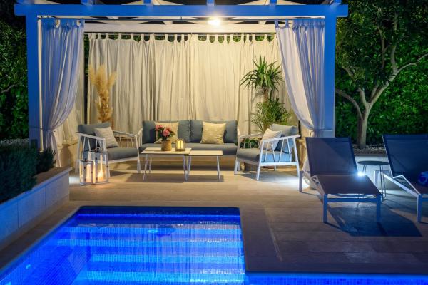 Apartments And Studio Giovanni With Heated Pool - Okrug Gornji