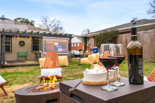 Outdoor Movies - Blocks From Downtown - 3bd Plus 1bd Tiny Home - Sleeps 13 - Raleigh, NC