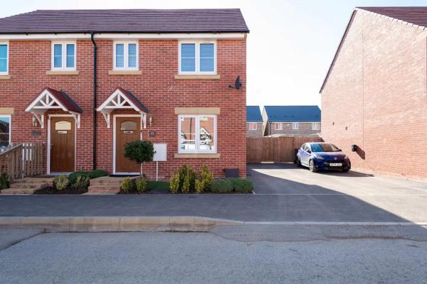 Stylish Innsworth Home With Garden & Parking - Gloucester