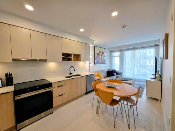 2 Bedroom Heart Of Central Surrey - 써리