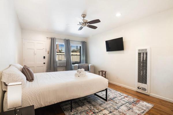 Bright Second-floor Studio Near Beverly Hills - Beverly Hills, CA