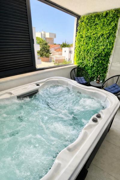 Holiday House Maze With Jacuzzi - Mandre