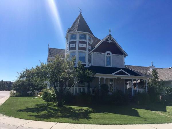 Charming Victorian Home In Okotoks Elegant Comfort Modern Convenience - Okotoks
