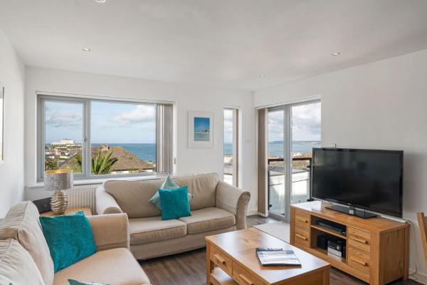 Modern Mews Home With Sea Views Private Parking - Perranporth