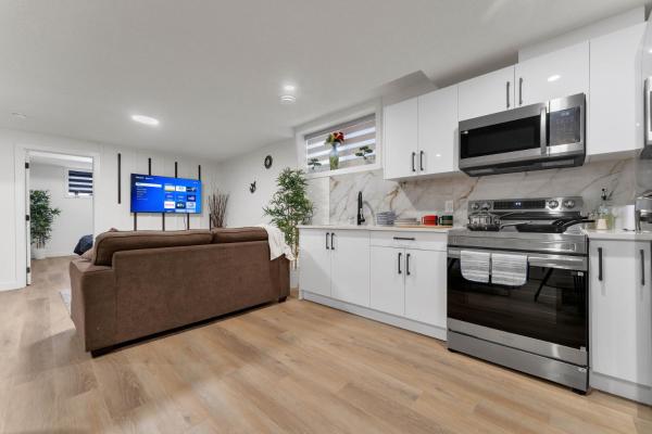 2-bedroom Suite Close To Amenities And Airport With On Pad Parking - Leduc