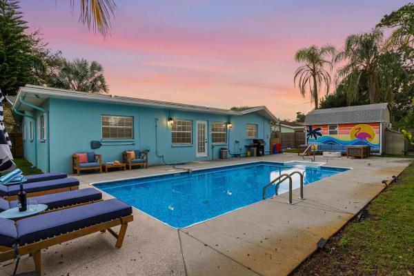 Family Villa Pool Fire Pit & Games - Dunedin, FL