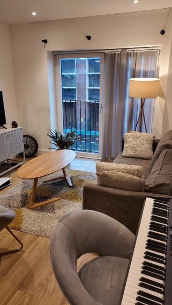 Modern City Apartment Work & Relax In Comfort - The Royal Town of Sutton Coldfield