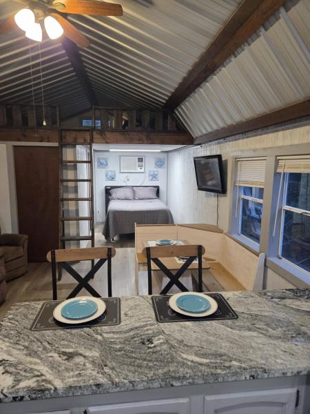 Dodo's Place Cozy Tiny Home On 22 Acres - Smithville, TX