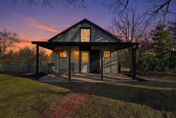 Renovated 1950s Barndominium Pet-friendly & Modern - Overland Park, KS