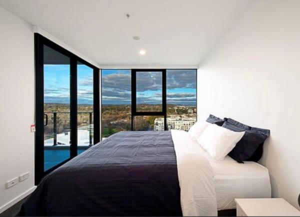 Private Ensuite Bedroom With Lake And Mountain Views In Shared Home City Centre Canberra Plus Parking - Belconnen