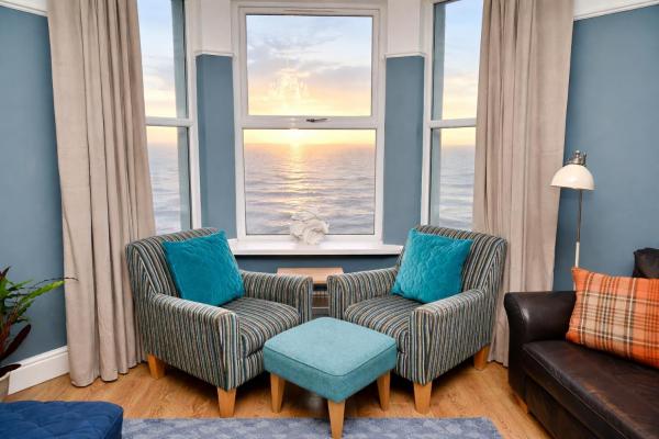 Bay View, Sleeps 18, 7 Bedrooms, 7 Bathrooms, Seafront, Criccieth - Criccieth