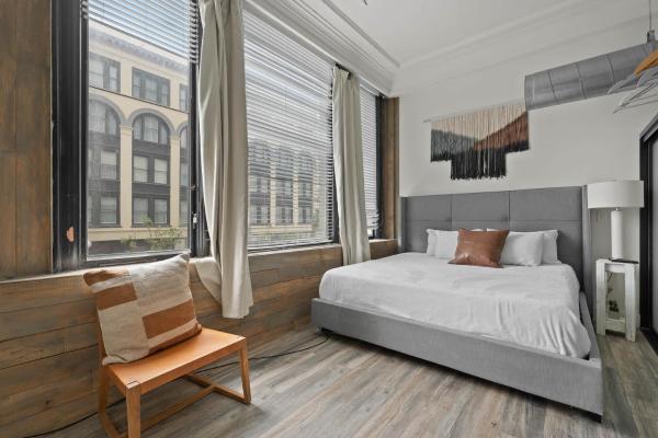 Party In Gaslamp 4br Downtown Pad With Bathtub - San Diego, CA