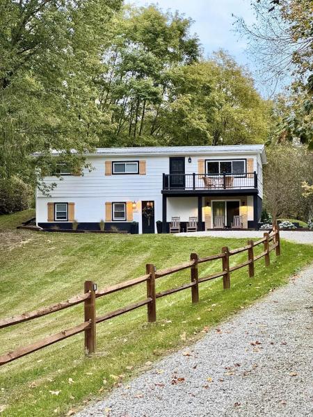 Logan’s Lookout Over Mohican - Modern Farmhouse - Mohican State Park, Loudonville