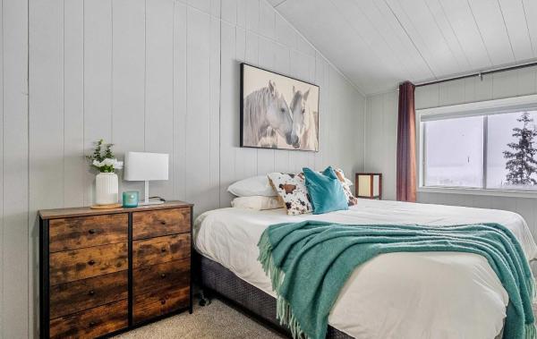 Lakefront Cabin - Cozy Retreat - 5beds - Tv - Wifi - Alberta