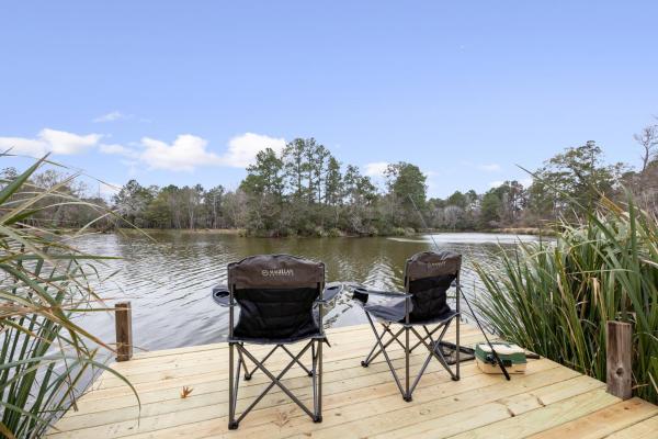 Waterfront Lakehouse Sleeps 10, Pet-friendly, Private Fishing Lake - The Woodlands, TX
