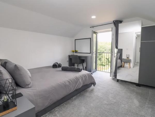 The View - Peaceful Duplex Apartment With Views, Parking & Wifi - Nuneaton