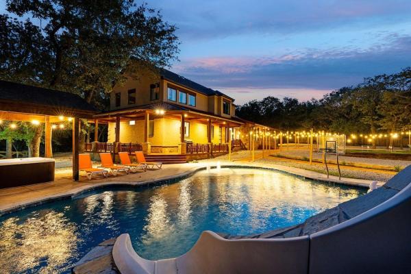 Pool Sim Pickleball Mini Golf Sleeps 24 - Fort Worth, TX