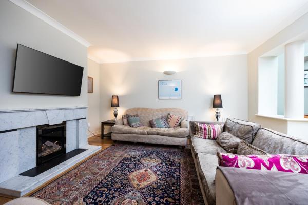 Spacious 3bed Home With Parking-near St Patricks Cathedral - Dun Laoghaire