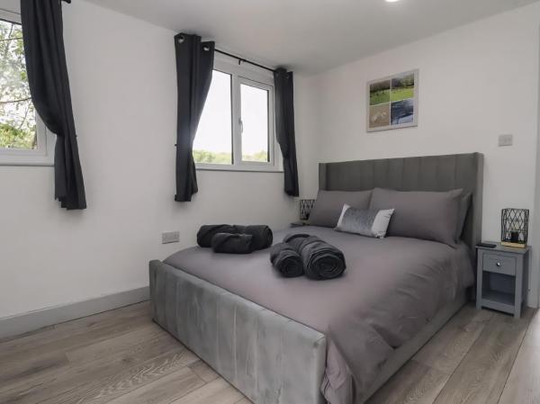 The Cabin - Private Car Park With Cctv - Fast Wifi - Peaceful Retreat With Views For Business Or Couples - Coventry