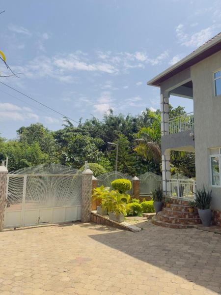 Castle Size Home For Rent, Room Or More - Kigali