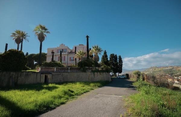 Host4u - Cozy Loft At Rambaldy's Castle In Imperia - İmperia, İtalya