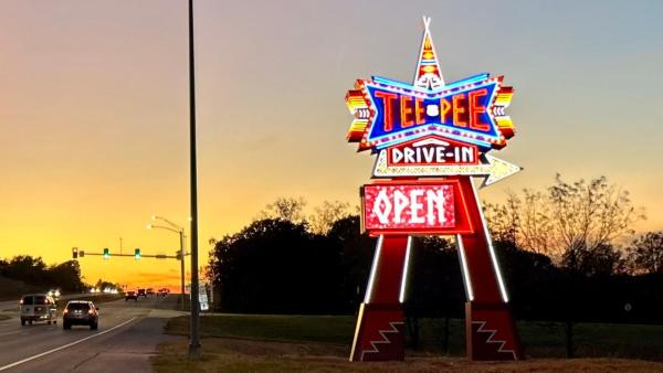 Teepee Drive-in Spartan Camper On Route 66 - Oklahoma