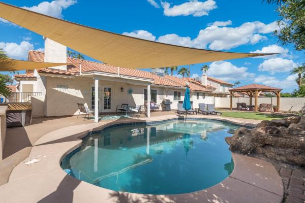 Modern 4br Oasis With Pool Huge Yard&putting Green - Phoenix, AZ