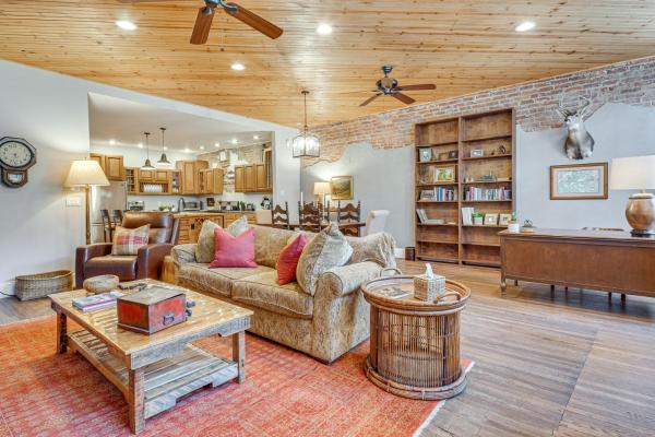 Private Hot Tub, Steps To Main St: Saluda Retreat - Saluda, NC