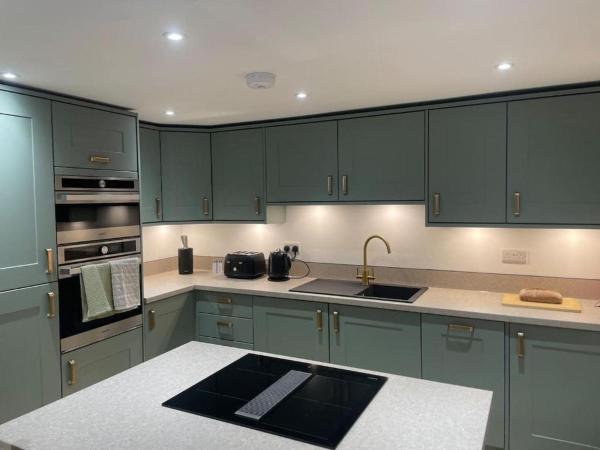 Huddersfield Lux 2 Bedroom Apartment & Opposite Train Station & City Centre - Huddersfield