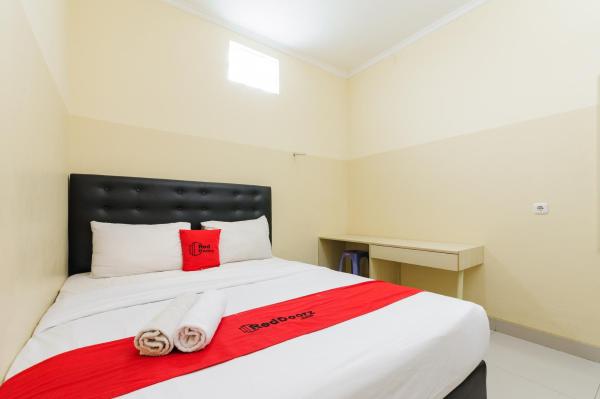 Reddoorz Plus Near Mall Ciputra Jakarta - Giacarta