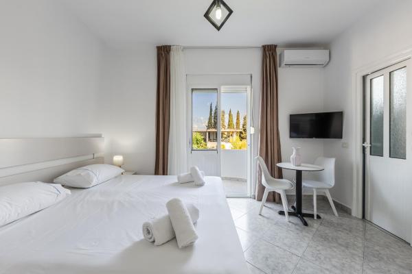 Peaceful Studio With Views Golem By Pikhost - Qerret
