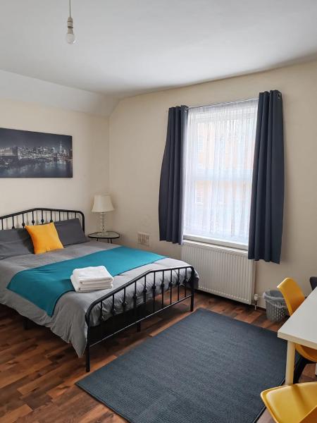 King En-suite Room Self-catering Workspace - Hounslow