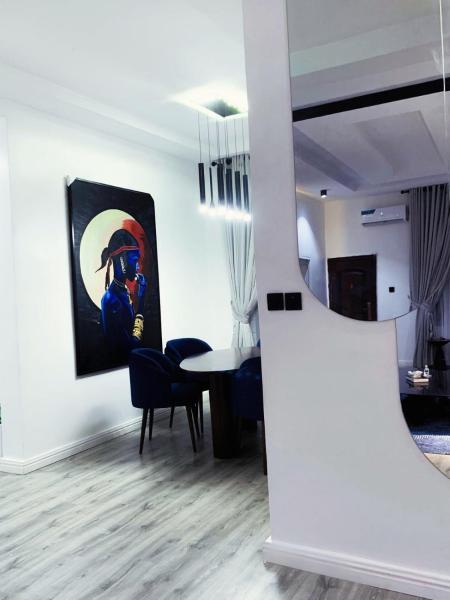Skyklass Luxury Home Serviced Apartment 24hrs Light Smart Tv Smart Home And Water Heater - Nigeria
