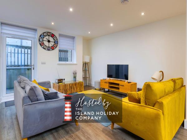 Jollys-contemporary Beachfront Property, Pet Friendly With Optional Hot Tub - Bembridge