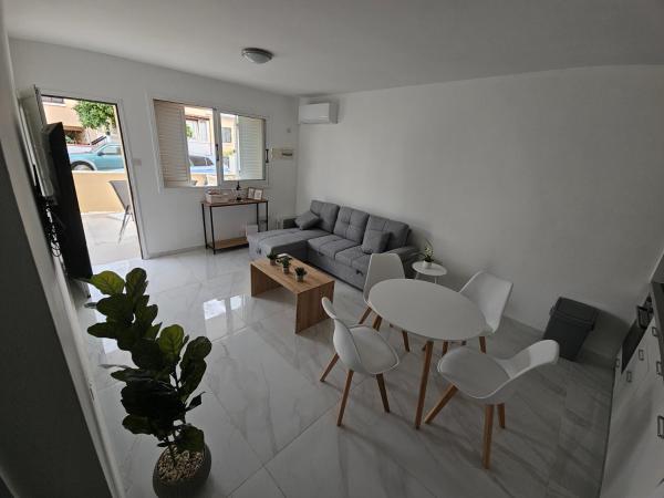 Shiamis Modern House - 파포스