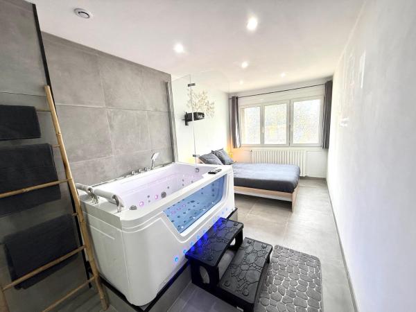 "Relax Spa Publier" Cinéma Balnéo "Maison De Village" - Lausanne