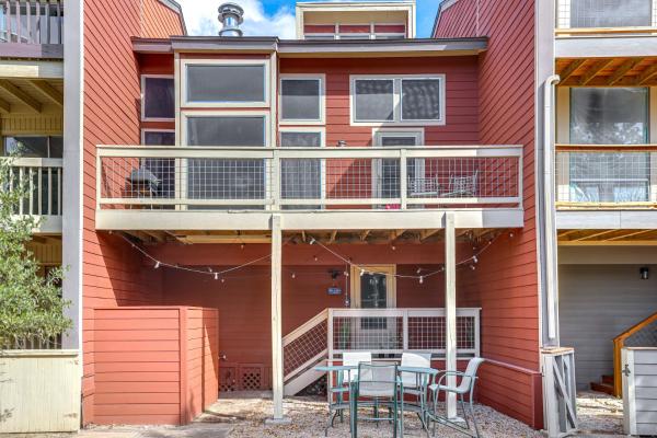 Golf, Boat, Swim! Point Venture Retreat With Deck - Lago Vista, TX