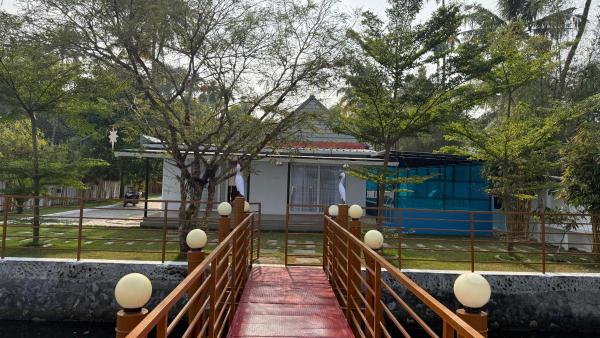 Mayooram Back Water Pool Villa - Kollam