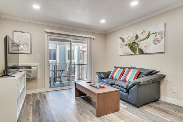 Shop, Hike & Sip Wine: Pleasanton Gem W/ Balcony! - San Ramon, CA