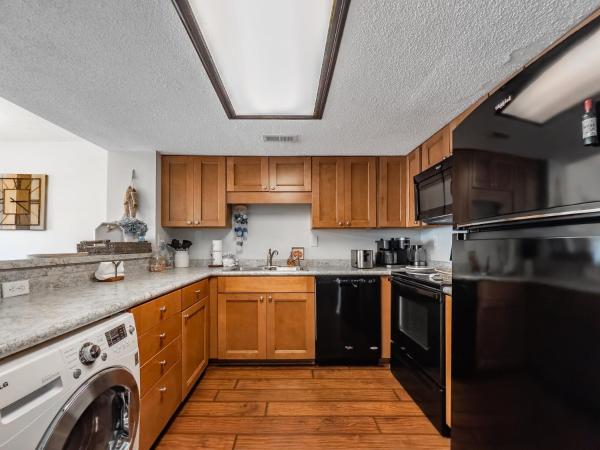 Spacious Pool View Condo! Short Walk To Beach! Sea Mark Tower 204 - Myrtle Beach, SC