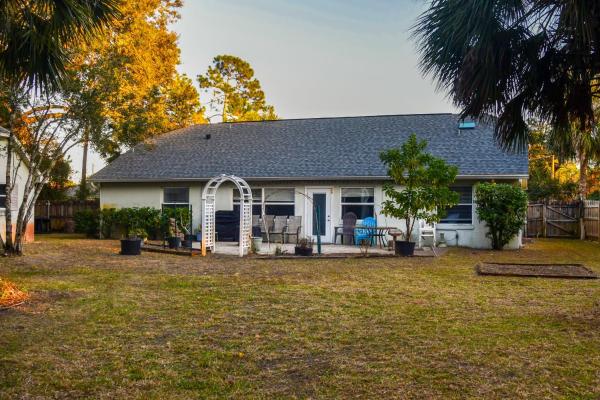 8 Mi To Flagler Beach! Family Getaway W/ Yard - Flagler Beach, FL